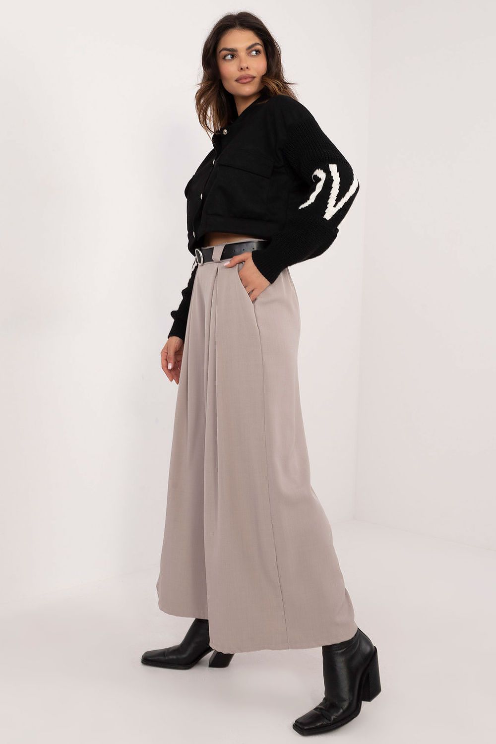Women trousers model 201862 Italy Moda Pants, Trousers, Shorts ...